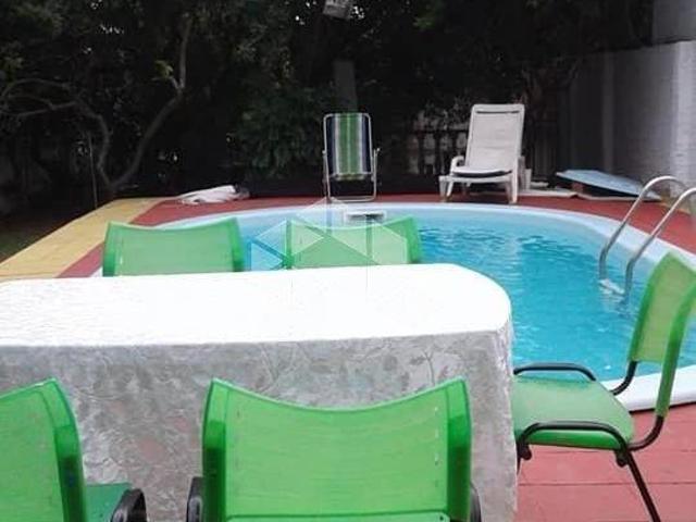 Casa 4 dormitórios junto ao Menino Deus