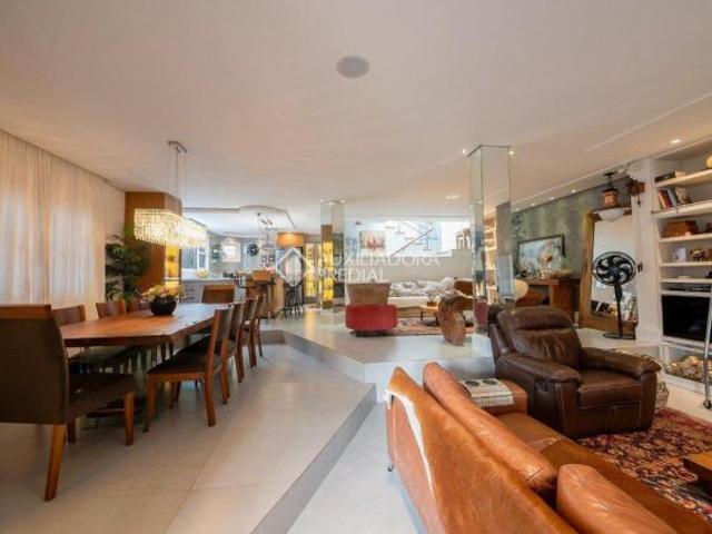 Casa com 3 suítes com espaço gourmet sala de jogos e garagem para três carros