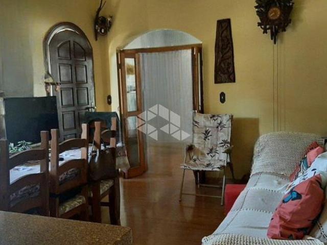 Casa 4 dormitórios no bairro Hípica em Porto Alegre