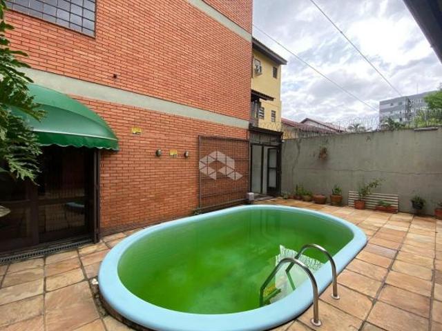 Casa 4 dormitórios no Partenon