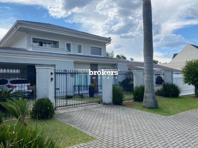 Casa, 4 Dormitórios sendo 3 Suítes, 4 Vagas, a Venda, no Bairro Jd. das Américas em Curitiba. REbro