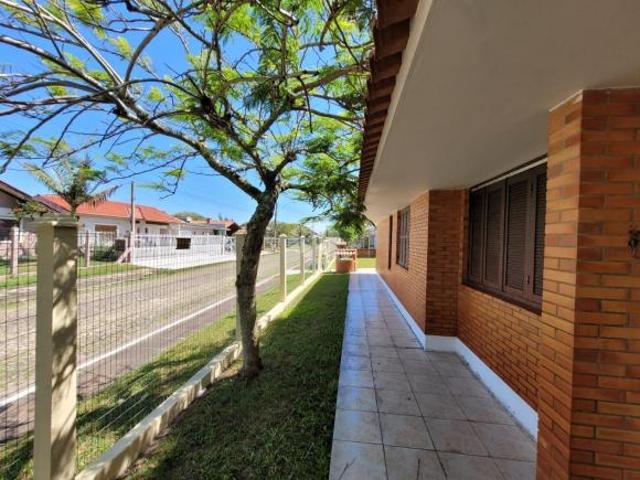 Casa 4 dormitórios, sendo 1 suíte, próxima ao mar, na praia de Rainha do Mar em Xangri Lá