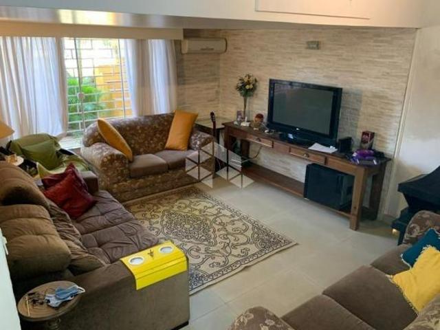 Casa 4 dormitórios sendo 1suíte com closet, 2 vagas no coração do bairro Vila Assunção