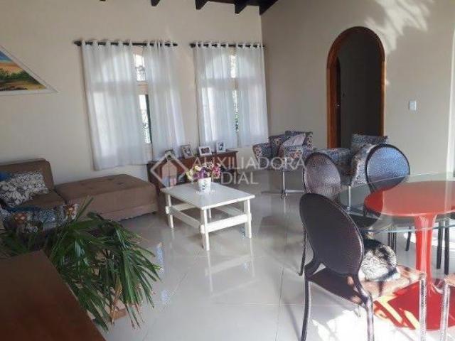 Casa 4 dormitórios, sendo duas suítes no bairro Tristeza