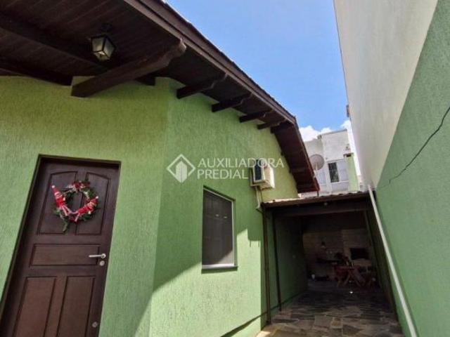 CASA 4 DORMITÓRIOS, SENDO UMA SUÍTE, EDÍCULA C/SUÍTE E CHURRASQUEIRA, GARAGEM PARA 4 CARROS
