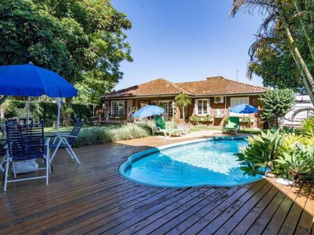 Casa 4 dormitórios situada na zona sul de Porto Alegre