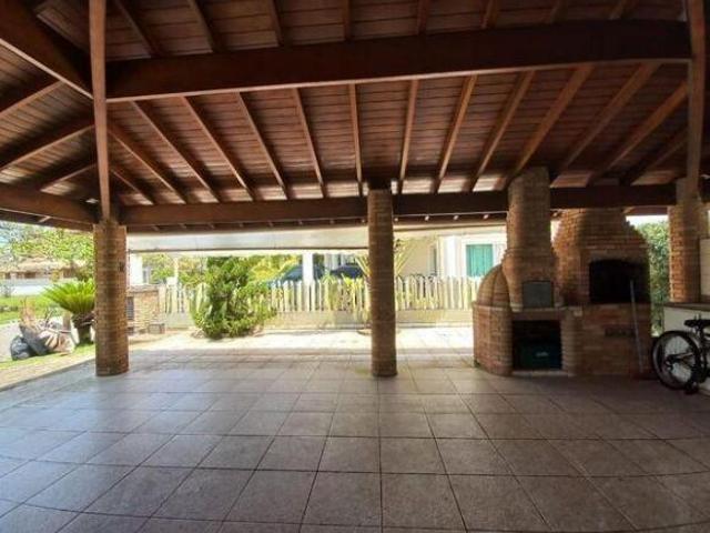 Casa 4 Dts. em Residencial Fechado de Alto Padrão