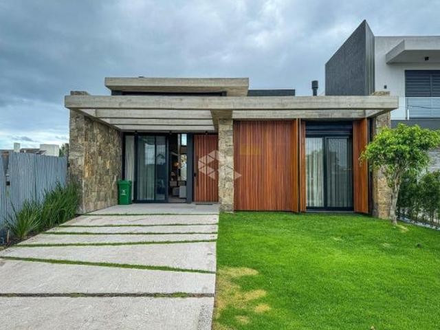 Casa 4 suítes, sendo 2 americanas, mobiliada e decorada, piscina aquecida e muit