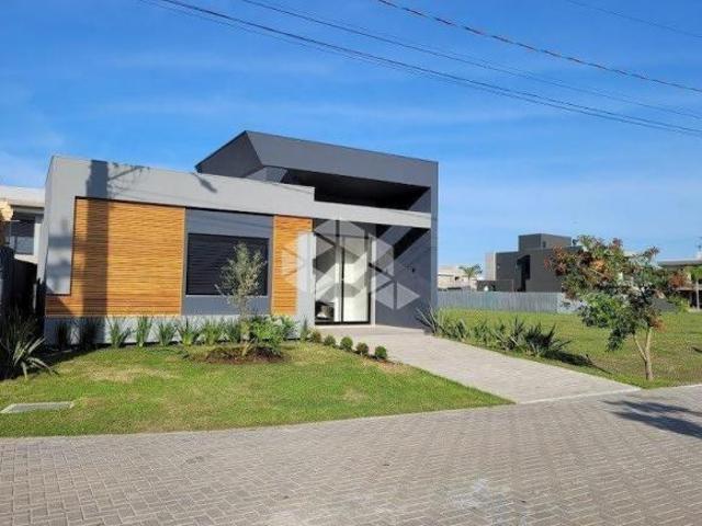 Casa 4 suítes sendo 2 americanas, semi mobiliada com moveis fixos planejados, ambientes bem distri