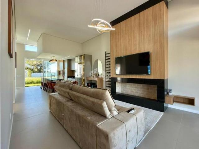 Casa 4 suítes, totalmente mobiliada e decorada, automatizada e com excelente padrão de acabamento no