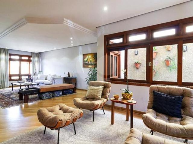 Casa 4 suítes 4 vagas Vila Madalena Rua Fechada
