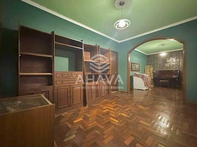 Casa 4 Quartos 1 Suíte | 331m² Construídos | Lote 360m² | São João Batista | Próximo à Av. João Sa
