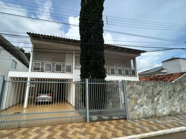Casa com sala ampla integrada a área de lazer, aconchegante, funcional, escriturada! 61991246747