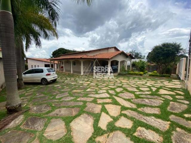 CASA 4 QUARTOS ARMARIOS GARAGEM AREA GOURMET CONDOMINIO ARNIQUEIRAS