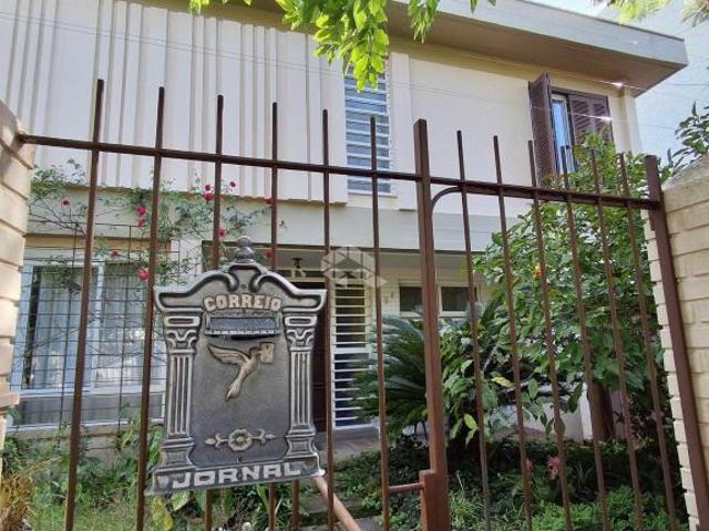 Casa 4 quartos e duas vagas de garagem à venda no Bairro Três Figueiras em Porto Alegre/RS