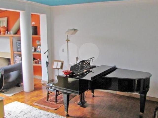 Casa 4 quartos, sendo 1 suíte e 2 vagas de garagem