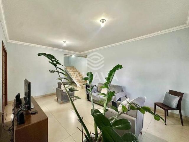 Casa 4 Quartos sendo 3 Suítes 750m² 8 vagas 4 sob pilotis 5 Banheiros  Quintal rico em gramado