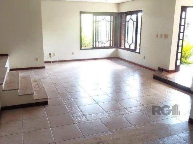 casa 5 dormitórios 3 suítes, sendo 1 suíte máster, 2 vagas cobertas, no Bairro Jardim Planalto, Port
