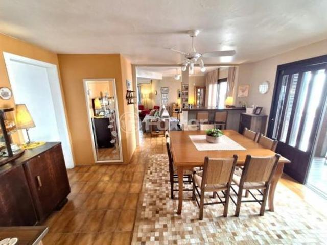 Casa, 5 dormitórios, 250.5 m², em Centro