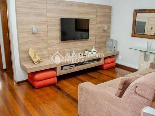 Casa 5 dormitórios 2 suítes Á venda no bairro Chácara das Pedras Porto Alegre