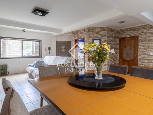 Casa 5 dormitórios com piscina, área de churrasqueira