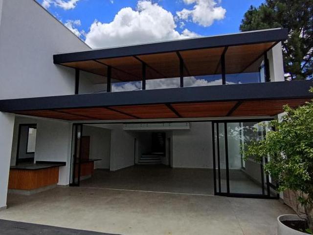 Casa 5 dormitórios com suítes e varanda, condomínio alto padrão, Alphaville