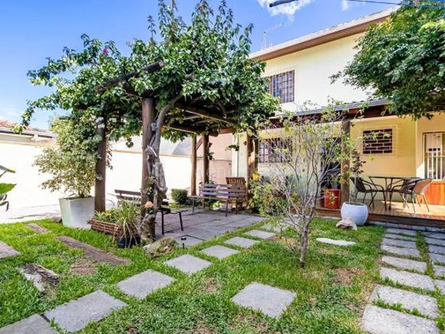 Casa 5 Quartos, 244m2, 6 Vagas e Quintal Gourmet, no Jardim Amélia em Pinhais