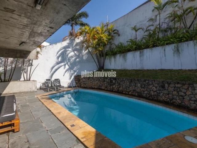 Casa 5 Quartos 2 Suítes 6 Vagas 2 Depositos no Morumbi!