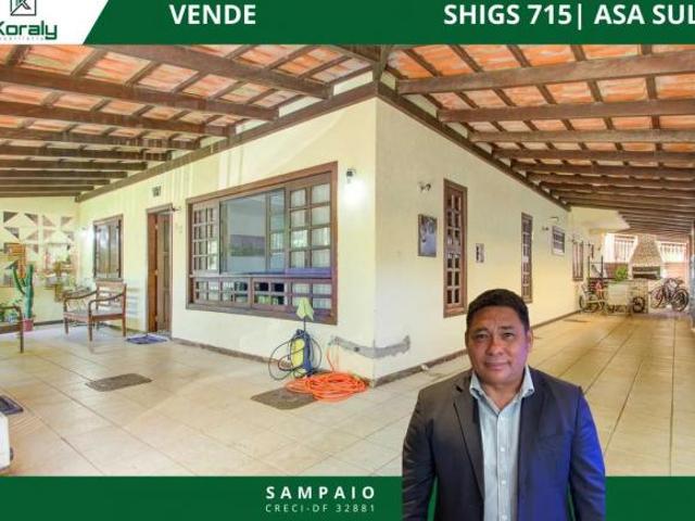 Casa 5 quartos, sendo 3 suítes Com varanda e churrasqueira Localização Premium SHIGS 715