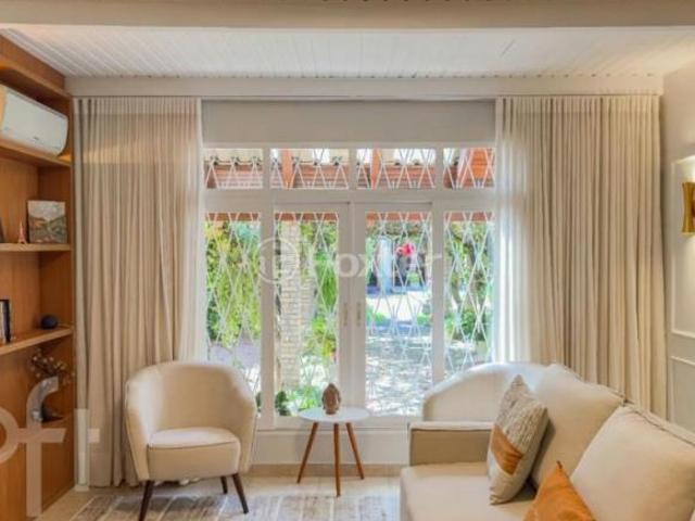 Casa, 6 dormitórios, 350 m², em Tristeza