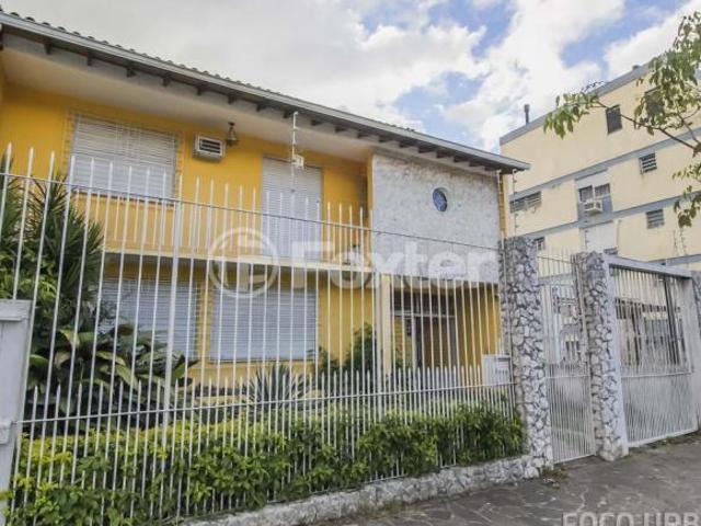 Casa, 6 dormitórios, 500 m², em Partenon