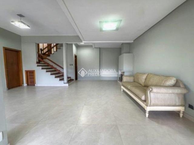 Casa 6 dormitórios 520m2 privativos 4 vagas de garagem no bairro Três Figueiras