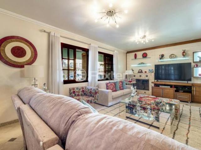 Casa, 6 dormitórios, 600 m², em Menino Deus