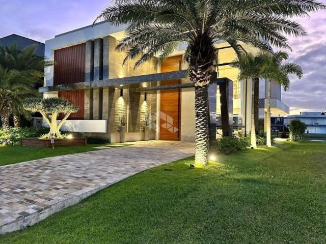Casa 6 suítes incluindo uma master com hidro e closet e uma térrea mobiliada e decorada de alto pa