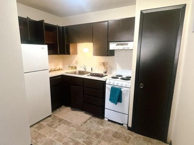Casady Apartments 2 Bedroom Apartment for Rent at 1910 Casady Dr, Des Moines, IA 50315 Grays Lake