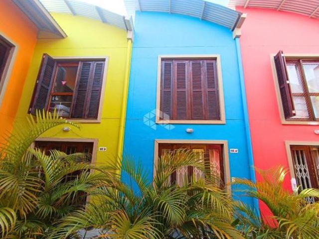CASA/LOFT TOTALMENTE MOBILIADA COM 2 DORMITÓRIOS E VAGA COBERTA EM CONDOMÍNIO COM DESIGN CONTEMPORÂN