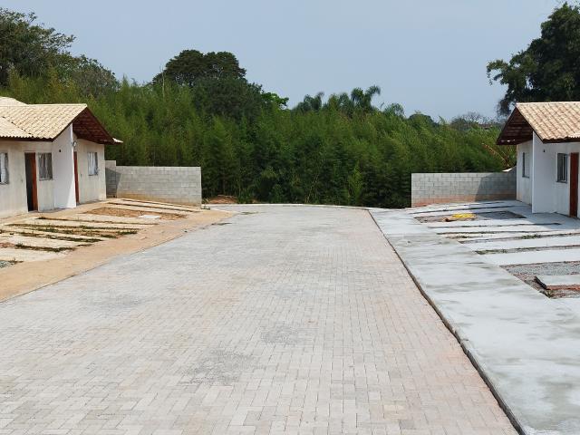 Casas Térrea 2 dormitórios, quintal grande, 2 vagas de garagem.