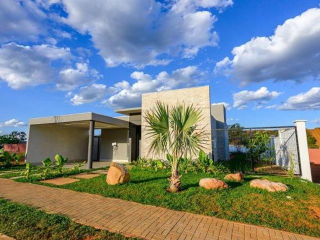 Casas térreas de alto padrão em condomínio fechado 3 Suítes 161 m2