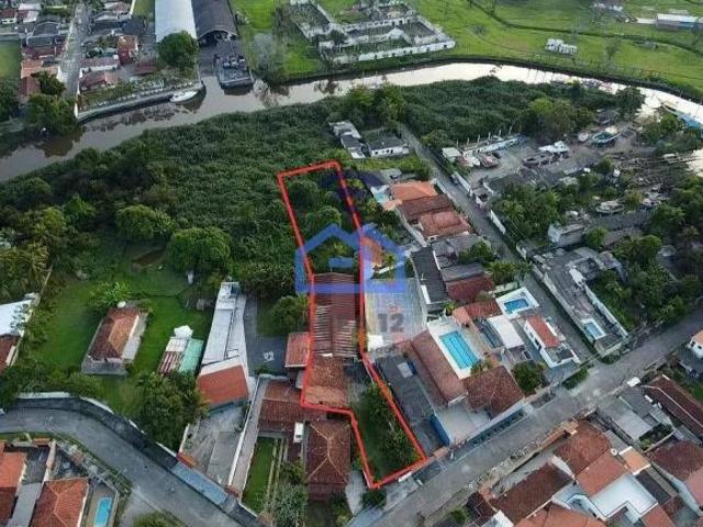 Casas à venda no bairro do Porto Novo em Caraguatatuba, SP Terreno de 1.165m² com 3 casas