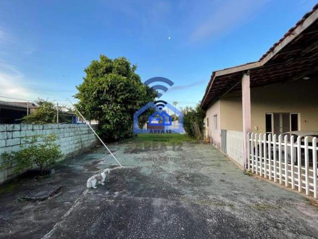 Casas à venda no bairro do Porto Novo em Caraguatatuba, SP Terreno de 1.165m² com 3 casas