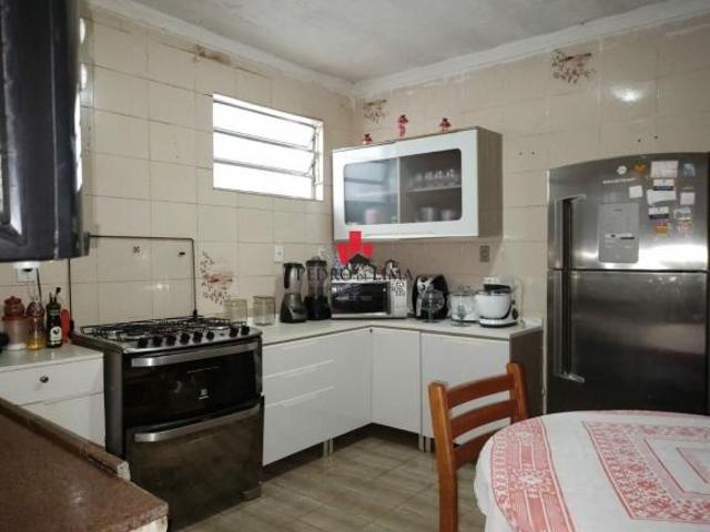 Casas antigas no terreno na região da Vila Ré