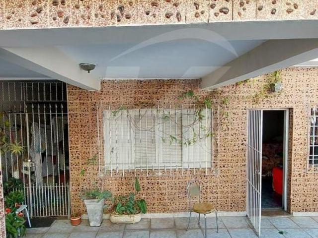 Casas antigas em terreno próximo ao metro Parada Inglesa
