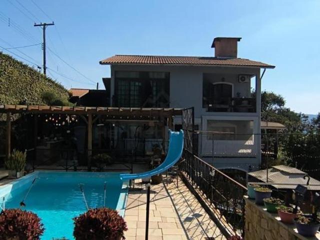 Casas com 4 suítes, piscina, quadra poliesportiva e salão de jogos no Alpes da