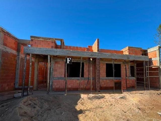 Casas com piscina e suíte a venda em Monções