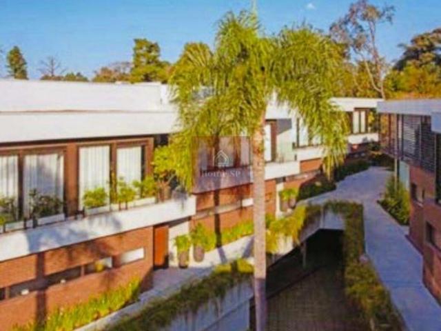 Casas de alto padrão em condomínio fechado