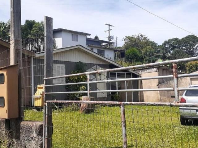 Casas de esquina, terreno grande 454m². 2 casa de alvenaria e uma cada de madeira
