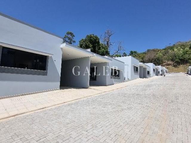Casas em condomínio à venda, com 02 quartos sendo um suíte