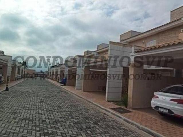 CASAS EM CONDOMÍNIOS