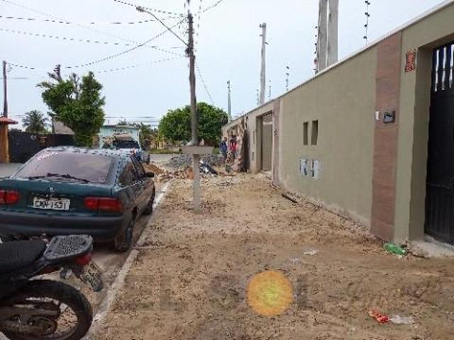 Casas novas, amplas e arejadas, acabamento em porcelanato, localizadas em rua residencial, próximo a