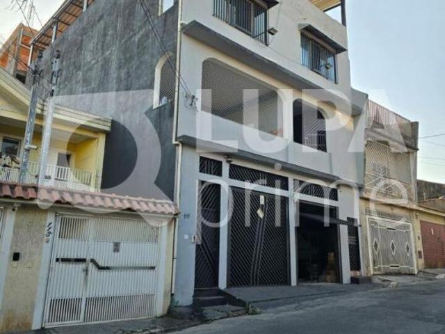 CASAS PARA RENDA, COM DOIS BLOCOS DE 4 CASAS, FINO ACABAMENTO, COBERTURA PRINCIOAL COM 2 SUITES